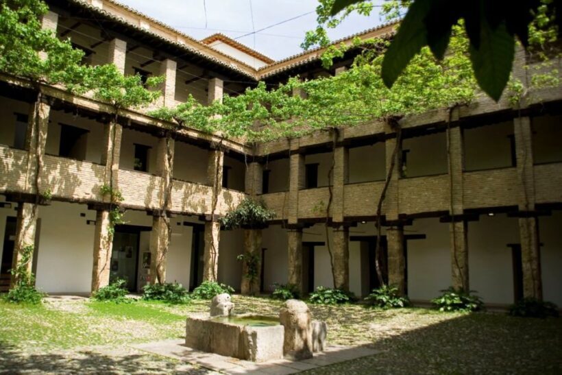 Granada Albaicín: 2.5-Hour Tapas & Drinks Walking Tour - The Sum Up