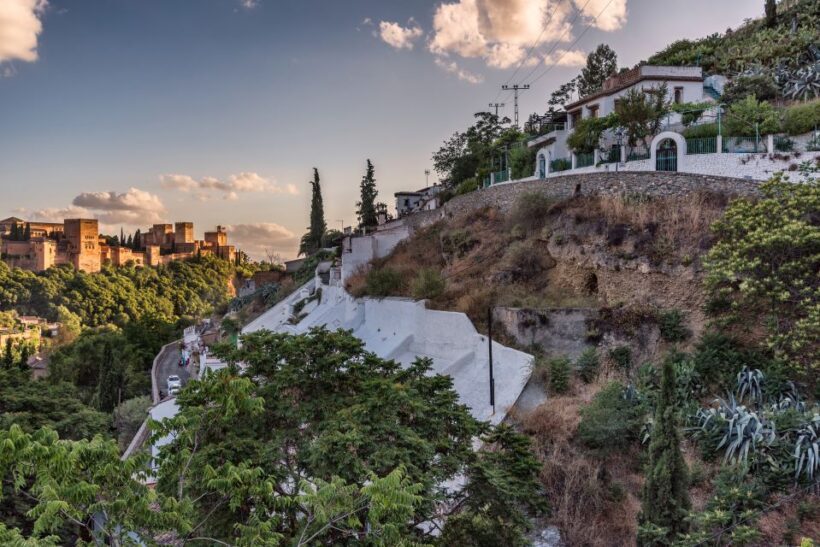 Granada: Albaicin and Sacromonte Evening Walking Tour - Plaza San Miguel Bajo: A Tranquil Corner