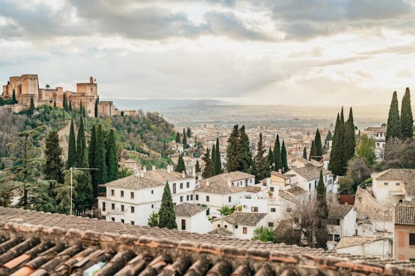 Granada: Albaicín and Sacromonte Guided Sunset Walking Tour - Key Points