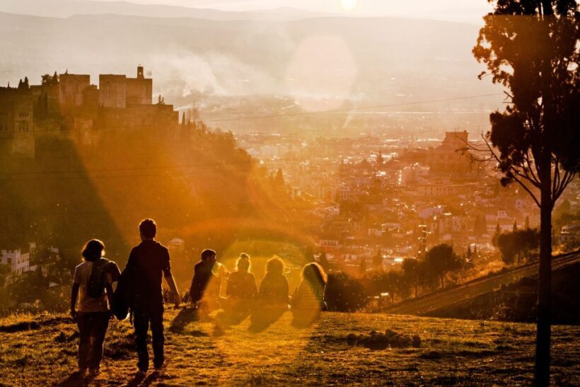 Granada: Albaicín and Sacromonte Guided Sunset Walking Tour - A Deep Dive into the Experience
