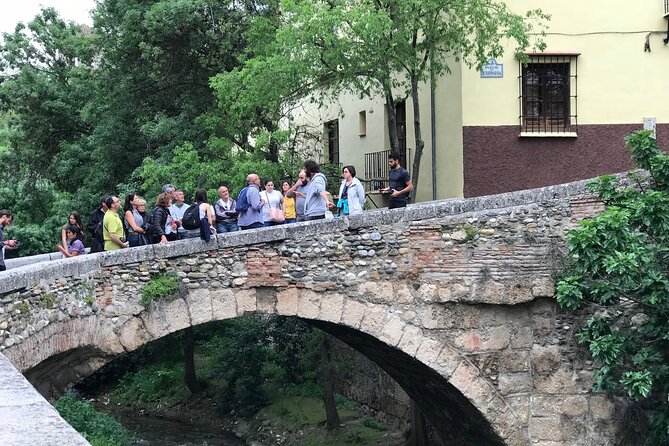 Granada: Albaicin and Sacromonte Private Tour - Navigating the Meeting Point and Logistics