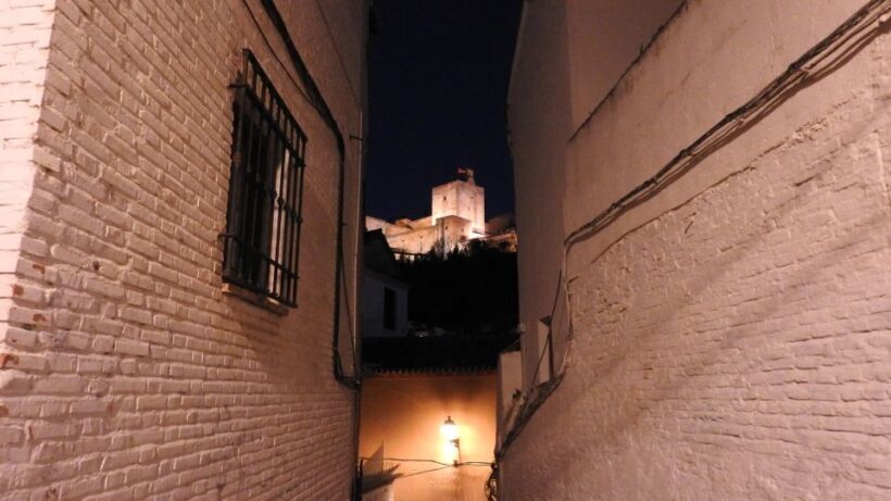Granada: Albaicín in the Dark Walking Tour - Exploring the Albaicín in the Dark: What to Expect