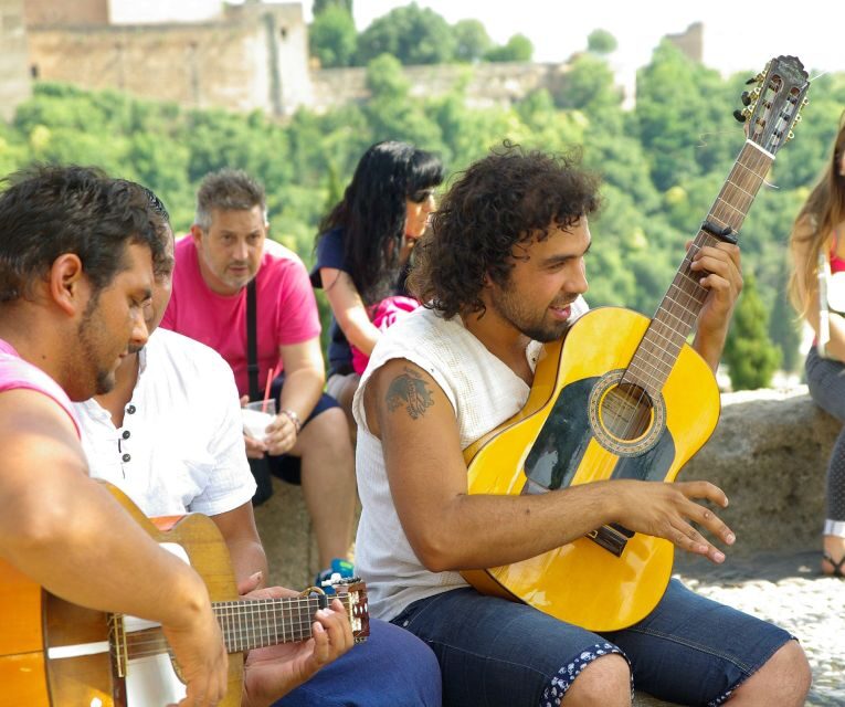 Granada: Albaicín & Sacromonte Walking Tour & Flamenco Show - Key Points