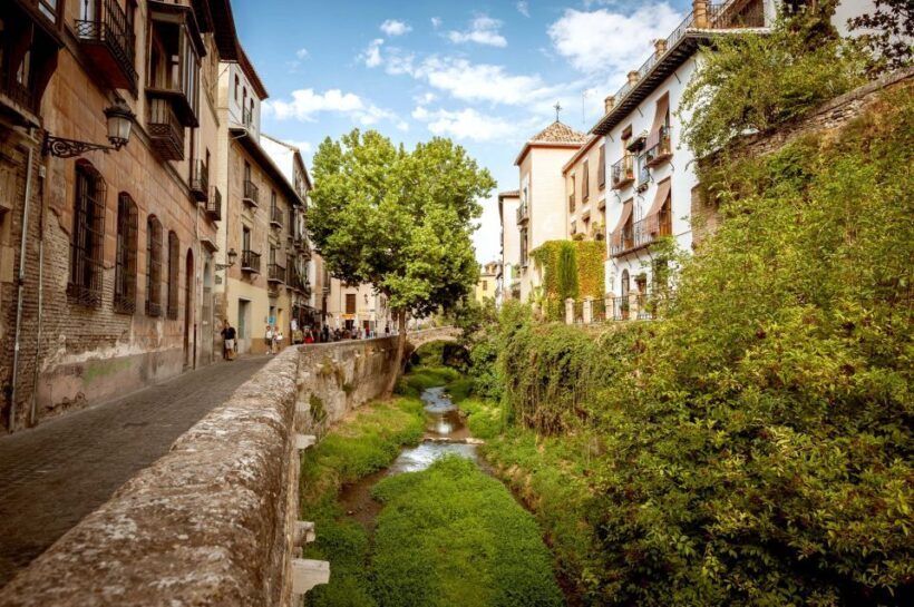 Granada: Albayzin and Sacromonte Walking Tour - Key Points