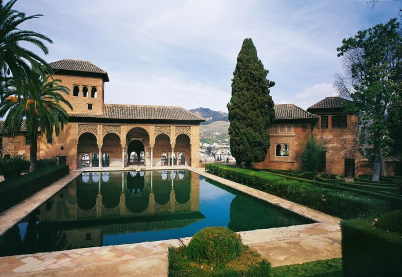 Granada: Alhambra, Alcazaba, and Nasrid Palaces Tour - Who Should Consider This Tour