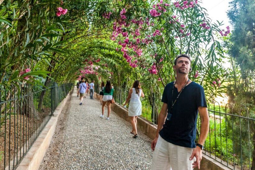 Granada: Alhambra and Generalife Garden Ticket & Guided Tour - What Makes This Tour Stand Out?