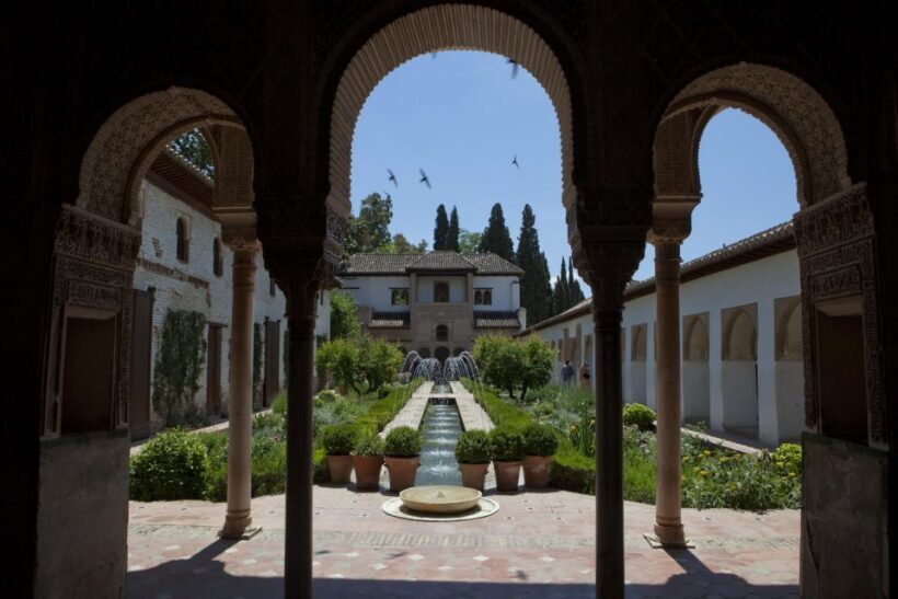 Granada Alhambra and Generalife Gardens Experience Tour - Detailed Breakdown of the Itinerary
