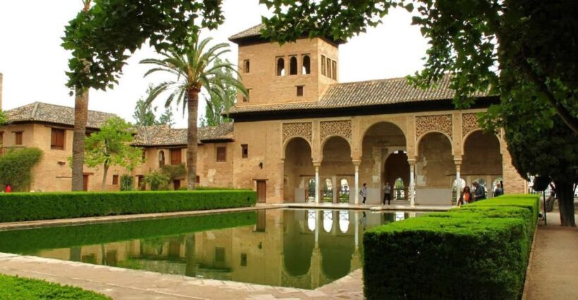 Granada: Alhambra and Generalife Gardens Guided Tour - The Generalife Gardens and Final Stop