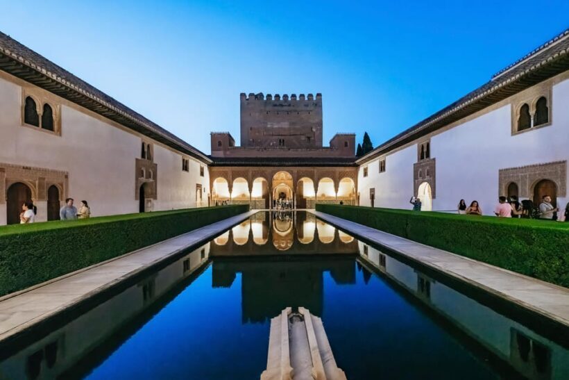 Granada: Alhambra and Nasrid Palaces Guided Tour at Night - Duration and Value