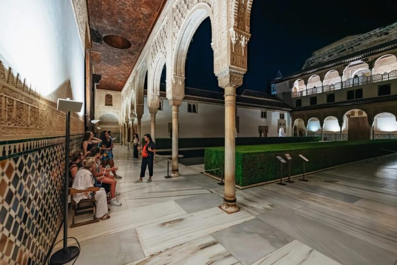 Granada: Alhambra and Nasrid Palaces Guided Tour at Night - Practical Tips for Visitors