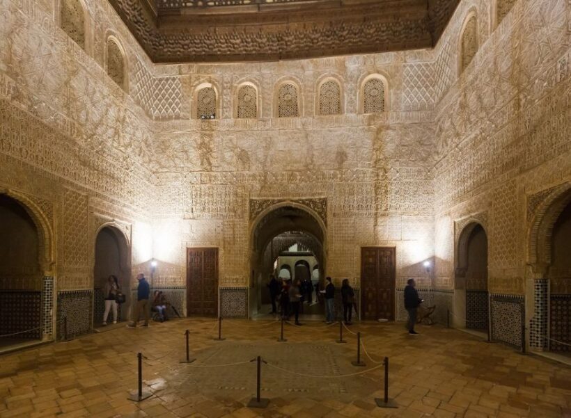 Granada: Alhambra and Nasrid Palaces Private Tour - The Value of a Private Guide