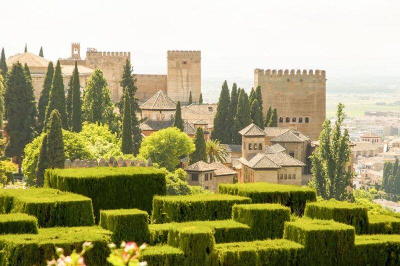 Granada: Alhambra Gardens, Generalife & Alcazaba Guided Tour - What You’ll Experience: Atmosphere and Views