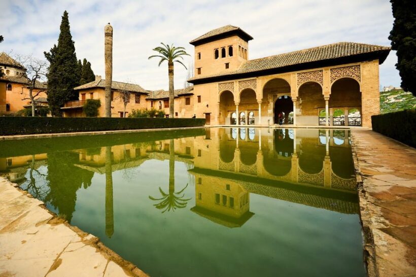 Granada: Full Alhambra Premium Guided Tour with Tickets - Authenticity and Experience: What Travelers Say