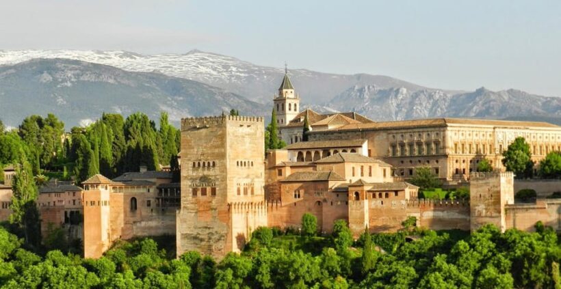 Granada: Tour of Alhambra, Generalife, and Nasrid Palaces - The Experience and Atmosphere