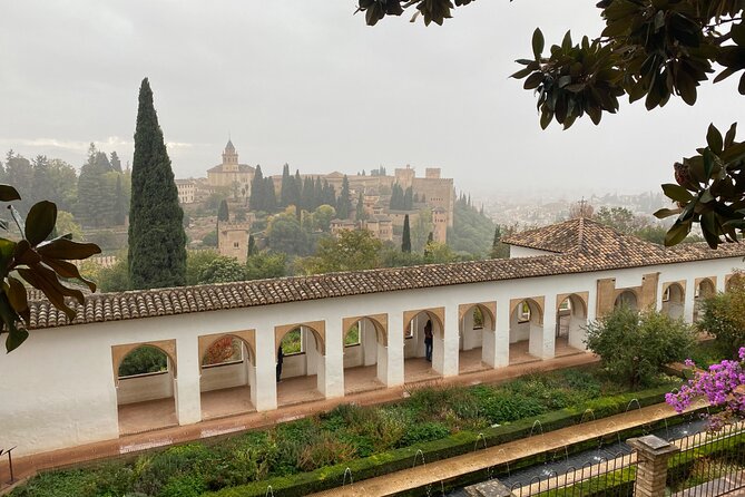 Group Visit to the Alhambra and Generalife (Tickets Included) - Discovering the Rich History and Architecture