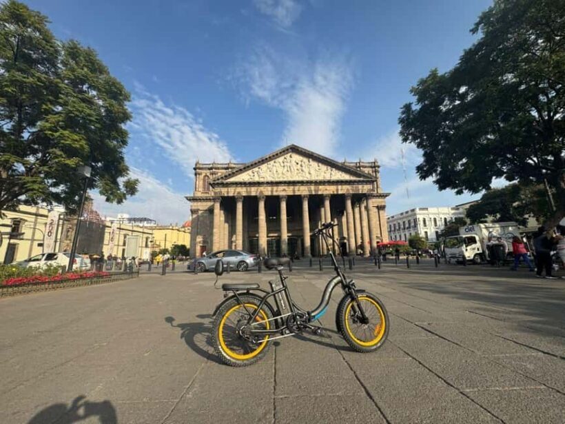 Guadalajara: Fun electric bike tour. - An inviting start at Arcos Vallarta