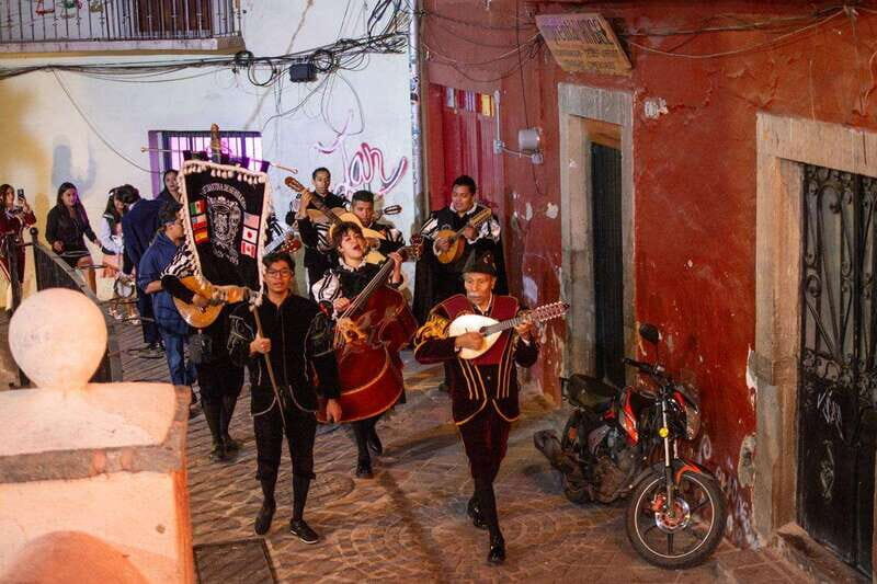 Guanajuato: Night Walk with the Estudiantina - Key Points