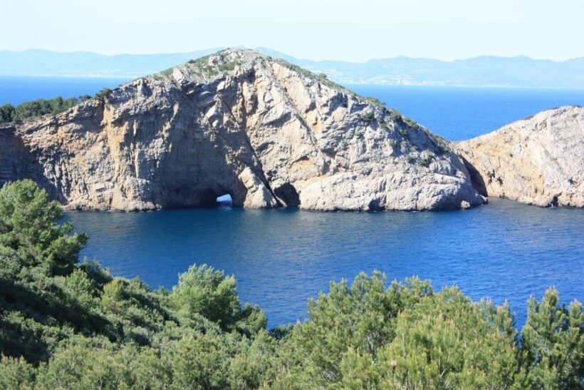 Guided Boat Tour to Medes Islands & Roca Foradada with Swim - Who Should Consider This Tour?