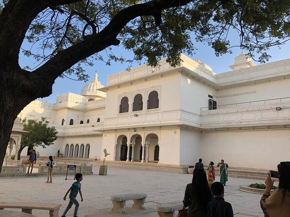 Guided Chittorgarh Fort Day Tour from Udaipur With Lunch - Key Points