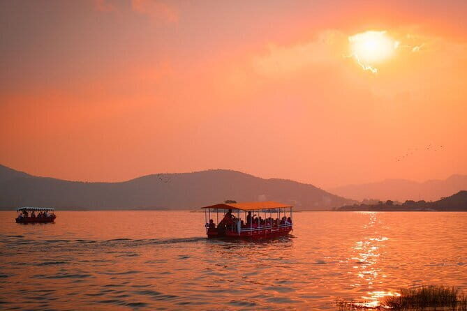 Guided Ghat Walk Experience with Boat Ride in Udaipur with a local - Key Points