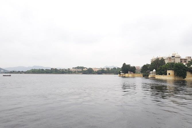 Guided Ghat Walk Experience with Boat Ride in Udaipur with a local - The Sum Up