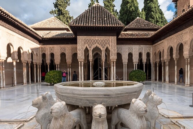 Guided Tour of Alhambra and Generalife With Nasrid Palaces - Meeting and End Point