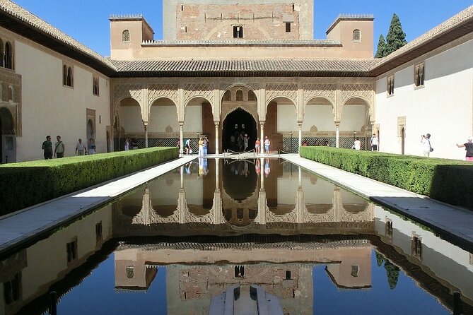 Guided Tour of Alhambra and Generalife With Nasrid Palaces - Exploring the Generalife