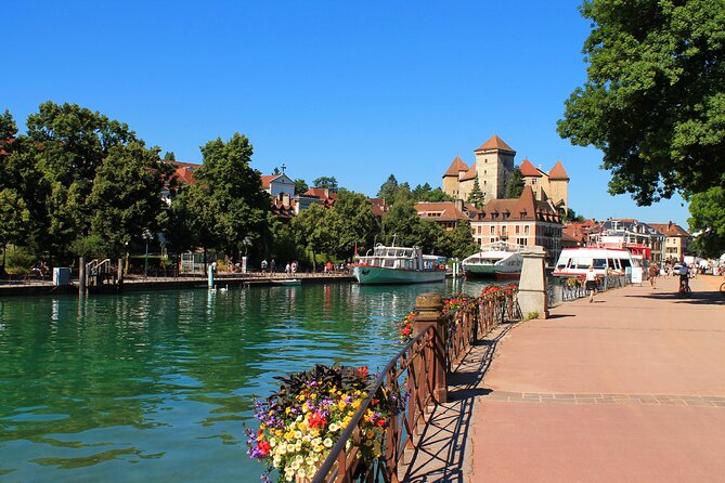 Guided tour of Annecy + Fondue cruise on the lake from Lyon - Lunch and the Lake Cruise: A Savoyard Feast