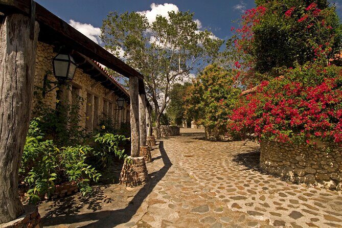 Guided Tour of Maravillas Caves Altos de Chavon and Cigar Factory - An In-Depth Look at the Tour Experience