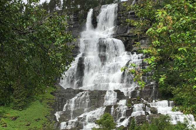 Guided Tour To Nærøyfjorden, Flåm And Stegastein - Viewpoint Cruise - First Stop: Tvindefossen Waterfall