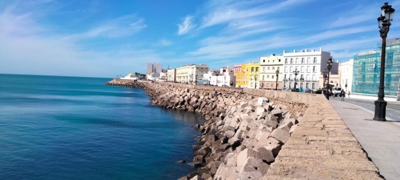 Guided visit on foot through Cádiz: stories from the hand of a local guide - Key Points