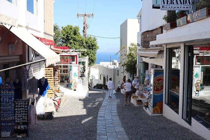 Guided Walking Tour in Santorini - Experiencing the Charming Ambiance of Oia