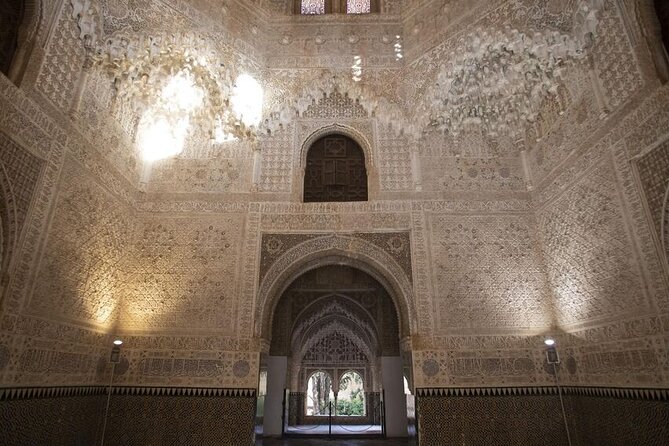 Guided Walking Tour of the Alhambra in Granada - Guide Expertise and Tour Experience