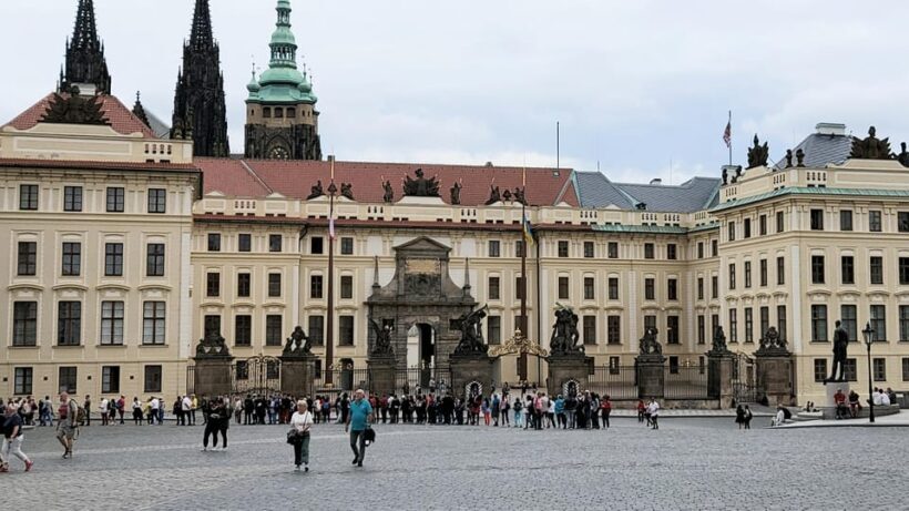 Guided walking tour Prague: include Prazskiy Castle - Charles Bridge: Iconic Photo Stop