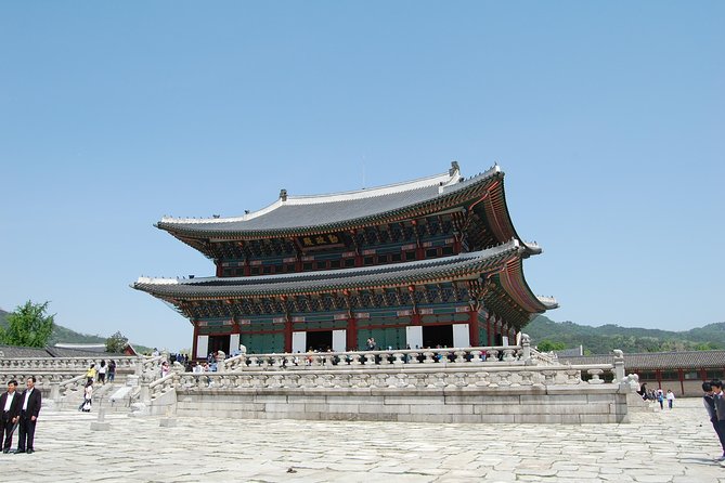 Gyeongbok Palace and Korean Folk Village Tour - Exploring Gyeongbok Palace and Its Significance