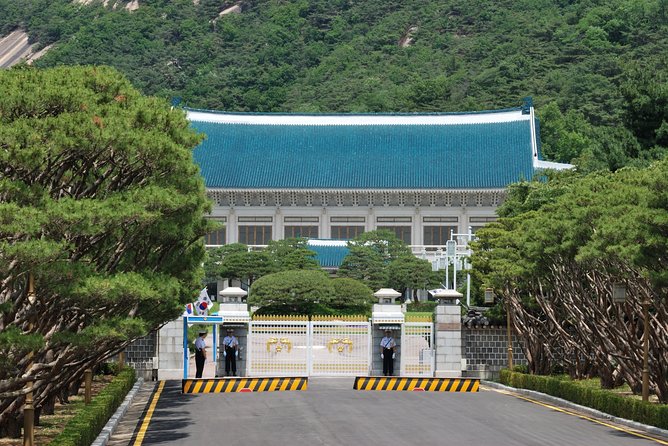 Gyeongbok Palace and Korean Folk Village Tour - Traditional Korean Cuisine and Cultural Immersion