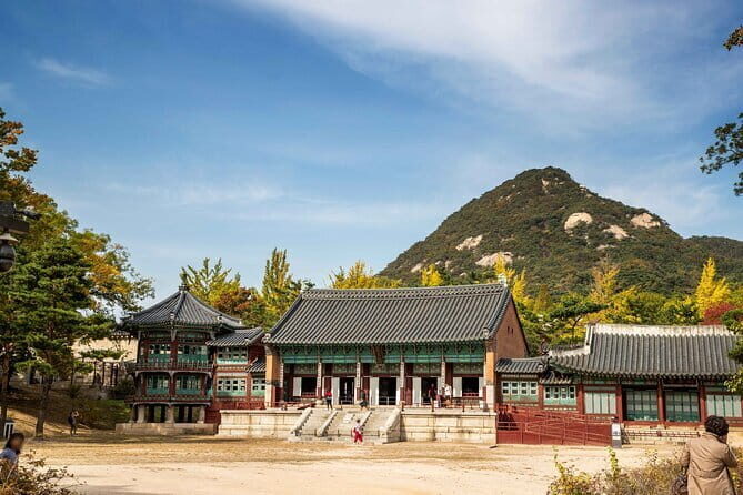 Gyeongbokgung Palace & Bukchon Village Walking Tour - Discovering Gyeongbokgung Palace