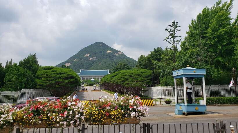 Gyeongbokgung Palace, Jogyesa Temple and Bukchon village - Walking Through Bukchon Village