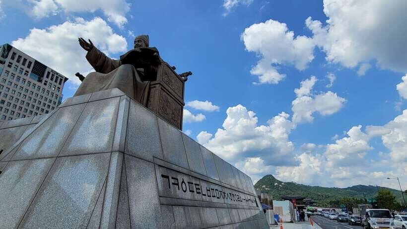 Gyeongbokgung Palace, Jogyesa Temple and Bukchon village - The Itinerary in Detail