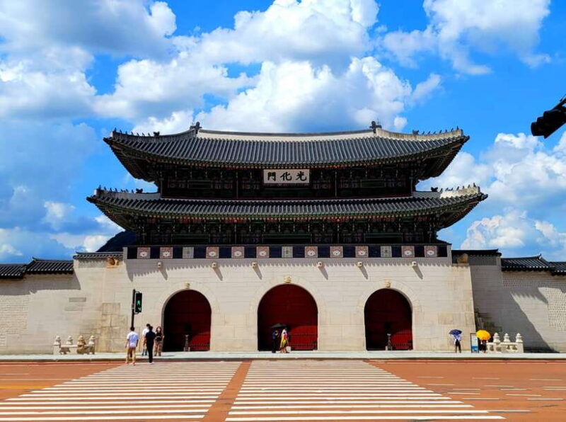 Gyeongbokgung Palace, Jogyesa Temple and Cheongwadae Tour - Key Points