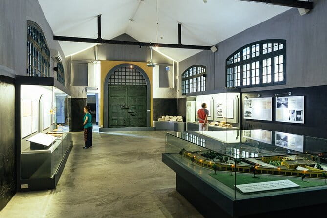 Ha Noi City Day Tour - Exploring the Temple of Literature & National University