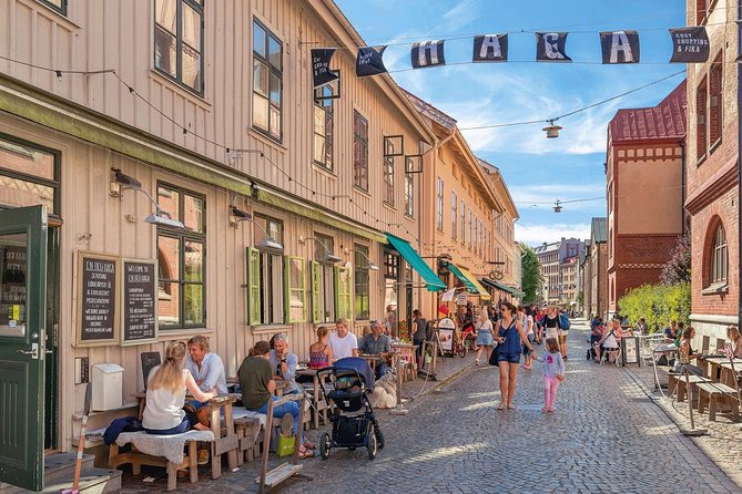 Haga Sightseeing Tour - The Neighborhood’s Transformation: From Slum to Trendy Hotspot