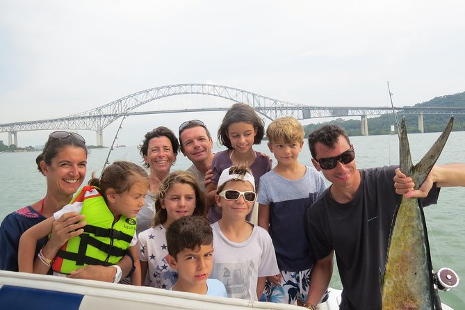 Half-Day Private Cruising and Fishing Tour at Panama Bay - Experience Snapshot