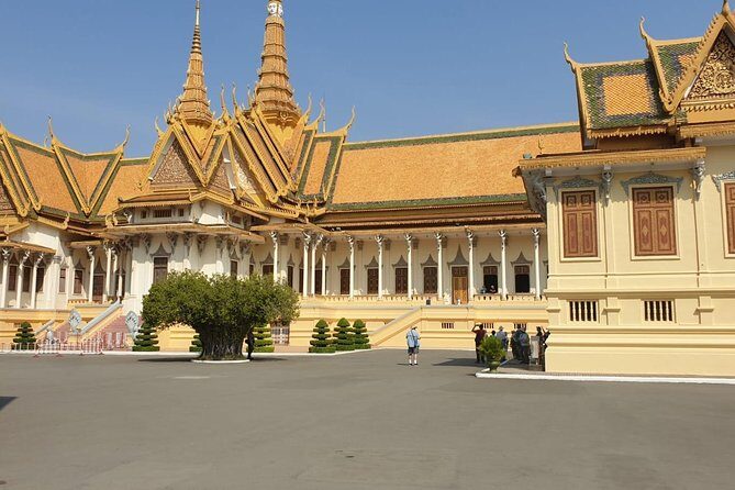 Half-Day Royal Palace, Wat Phnom & Independence Monument Tour - The Charm of Wat Phnom