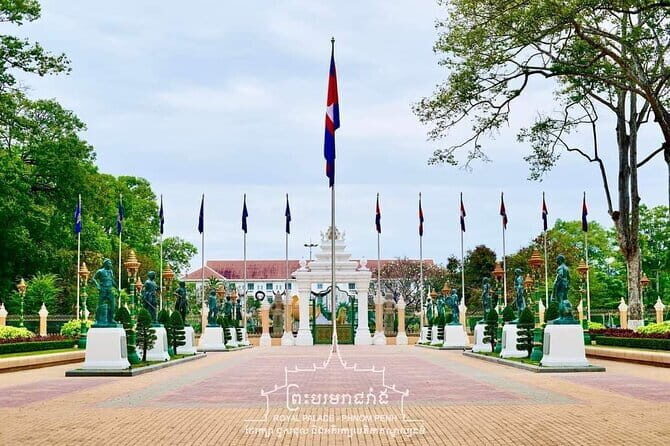 Half-Day Siem Reap Town Shopping Tour Plus local Meal - Key Points