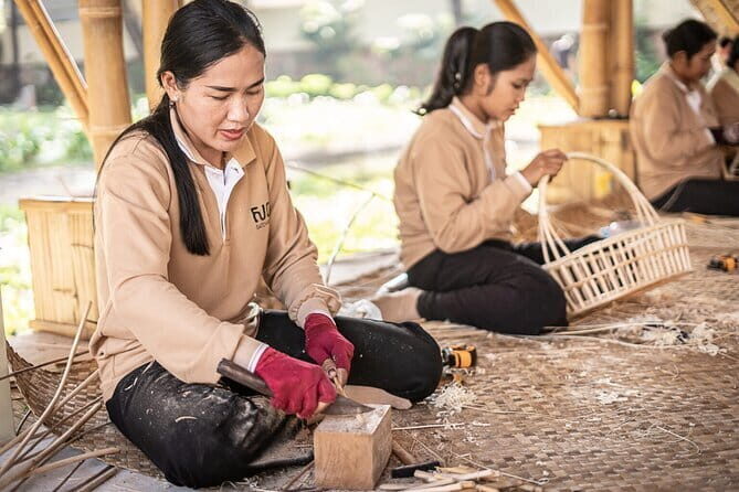 Half-Day Siem Reap Town Shopping Tour Plus local Meal - The Experience of Transportation and Group Size