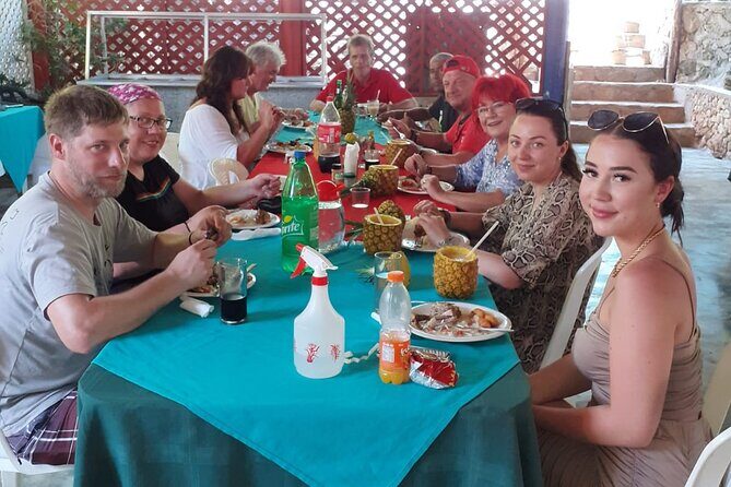Half day Tour to El Limón Waterfall with Lunch - FAQ