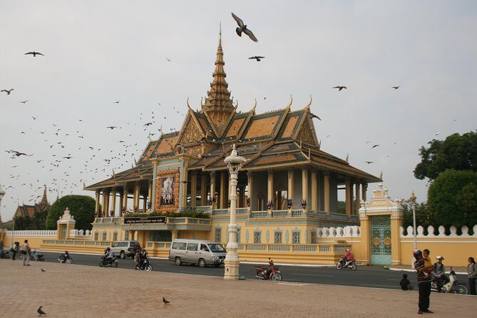 Half Day Tour to Royal Palace, Wat Phnom & Independent Monument - How the Tour Works: Logistics and Experience