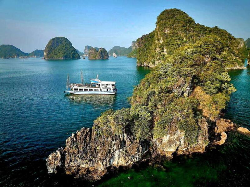 Halong Bay: Day Cruise with Caves, Kayaking & Sunset Party - Visiting Sung Sot Cave: A Natural Wonder