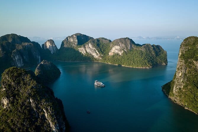 HALONG BAY LUXURY IRIS CRUISE DAY TRIP-BEST SELLER: Kayak, Music - The Value of the Iris Cruise Experience